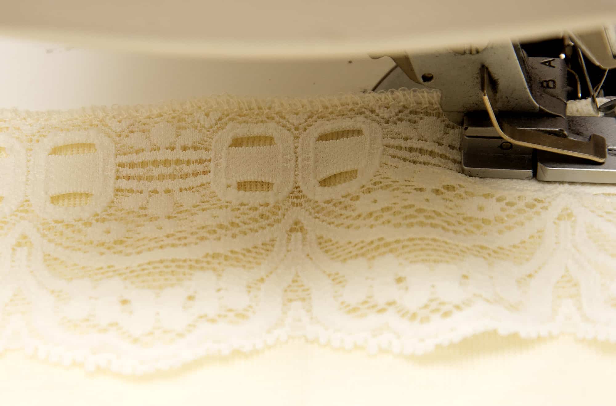 3 ways to attach stretch lace on knit fabrics - The Last Stitch