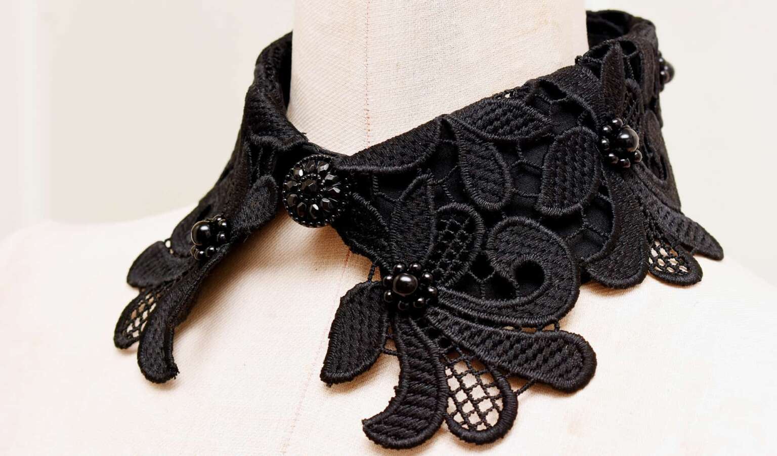 How to make a detachable lace collar – The Last Stitch Johanna Lundström